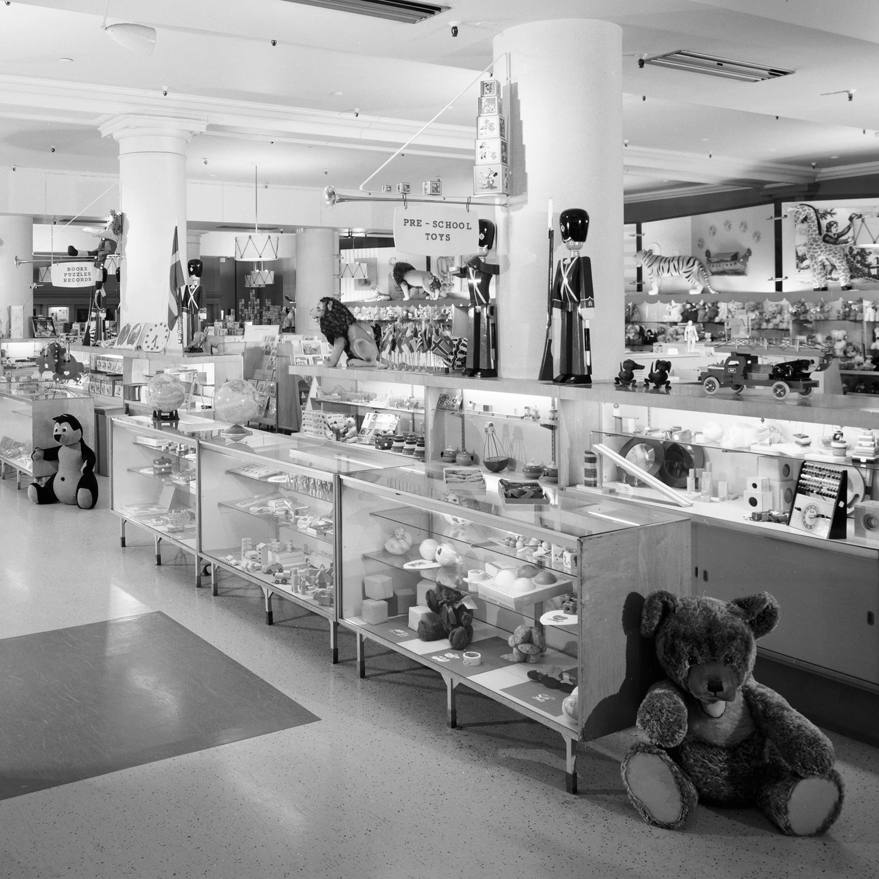 Photos: See the Charming Window and Floor Displays at Marshall Field’s ...